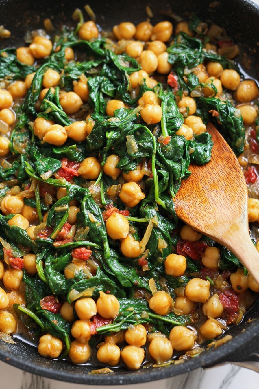 Spicy Chickpeas with Tomatoes and Spinach – Delicious & Quick!